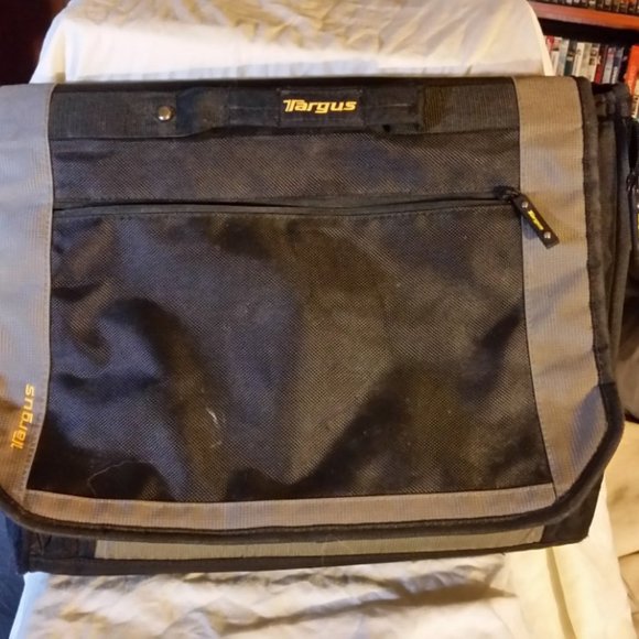 Targus | Bags | Targus Laptop Bag Black Large Capacity | Poshmark